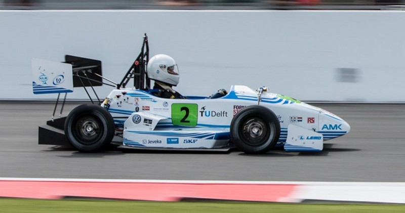 Veículo eléctrico construído por estudantes bate record de aceleração